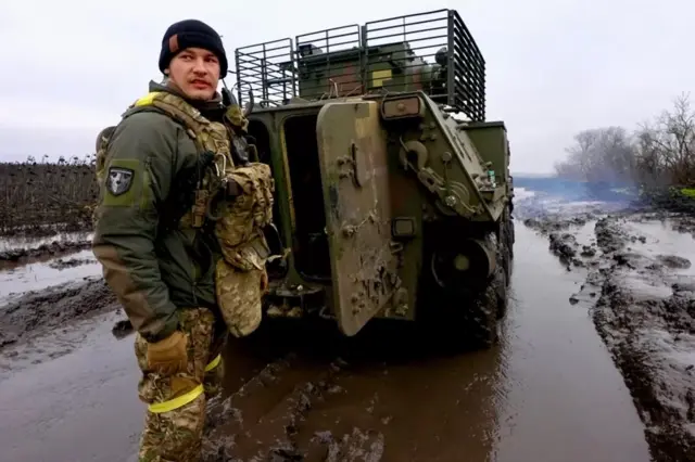 Guerre Ukraine - Russie : La formation d'un jeune héros de l'Ukraine - BBC News Afrique