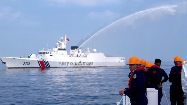 China: 'Kami dapat melihat wajah mereka dari jarak dekat' - Kesaksian wartawan BBC menumpang ...