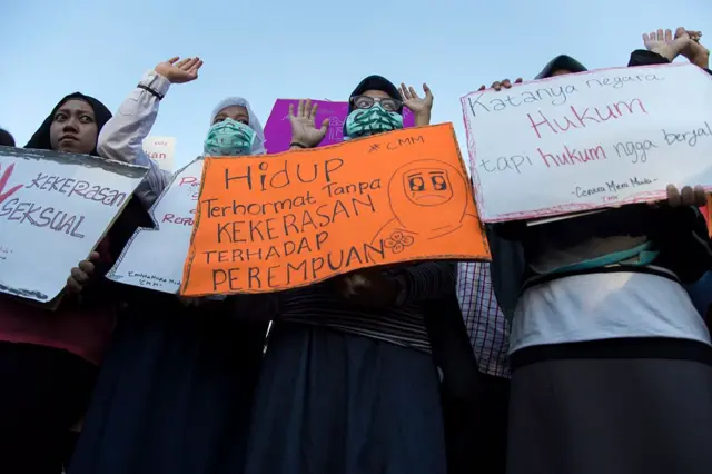 Kasus suami tikam istri hingga tewas saat siaran langsung karaoke – Apa itu femisida? - BBC News ...