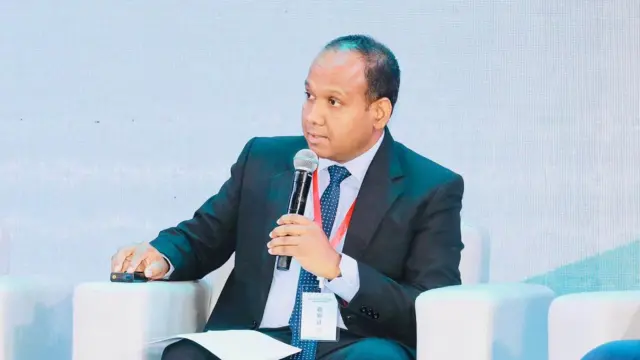 අධ්‍යාපනයේ මහිමයෙන් ලෝකය ජය ගත් හේනේ පැලක පාඩම් කළ ශ්‍රී ලාංකිකයා - BBC ...