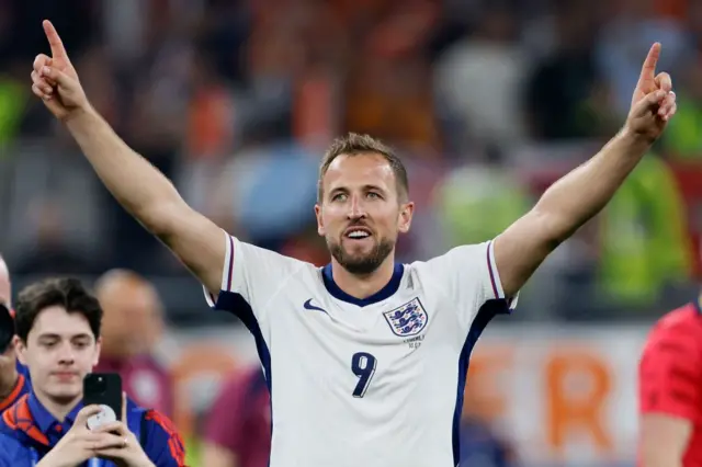 Kane zai buga wa Ingila wasa na 100 a karawa da Finland - BBC News Hausa