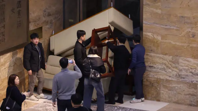 Loi martiale en Corée du Sud : Pourquoi le président Yoon Suk-yeol l'a-t-il déclarée ? - BBC ...