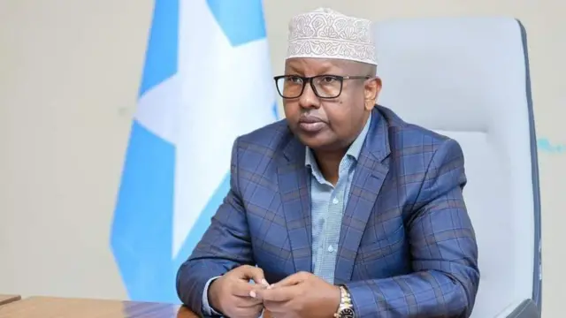 Waa kuma Axmed Macallin Fiqi, siyaasiga xilalka badan soo qabtay? - BBC News Somali