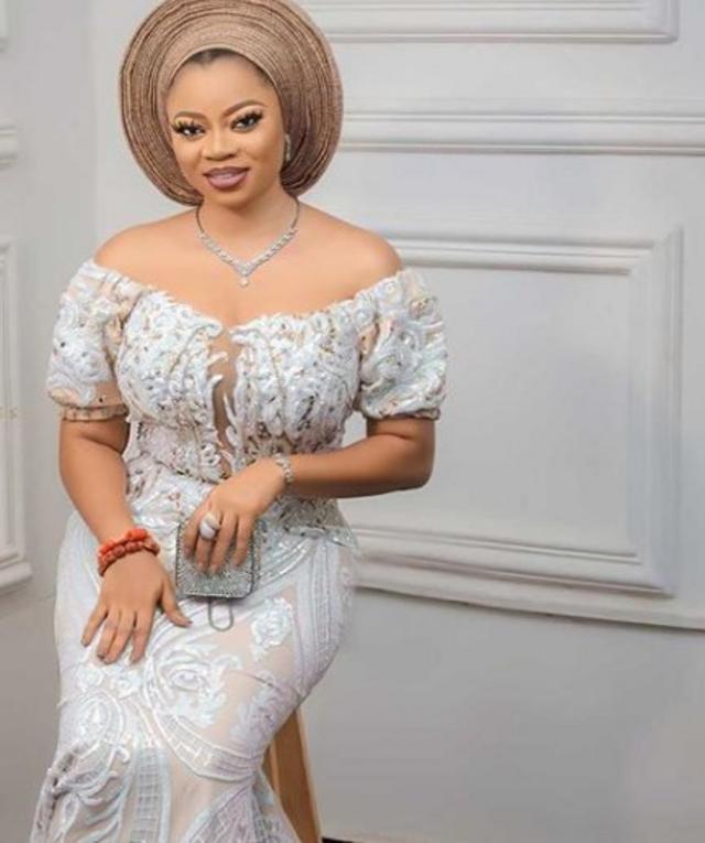 Alaafin Oyo: Olorì Anuoluwapo Adeyemi gba àmì ẹ̀yẹ lórí oge ṣíṣe - BBC ...