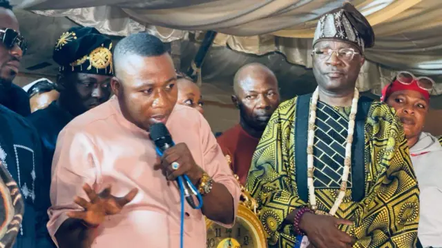 Wo àwọn àwòrán tó jẹ ojú ni gbèsè pẹ̀lú àwọn èèkàn tó wá síbi òkú Iya ...