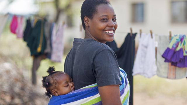 Akina mama wanaofanya kazi wakiwa nyumbani bila msaada wa kuwalea watoto wao - BBC News Swahili