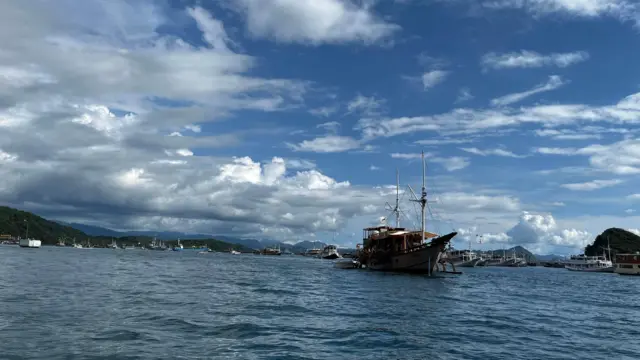 Tenggelamnya kapal pinisi di Pulau Padar bukan hanya karena cuaca - BBC ...