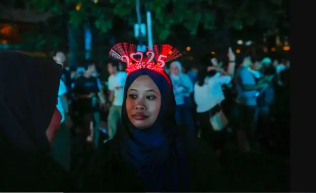 Biyyoonni addunyaa Bara Haaraa 2025 akkamiin simatan? - BBC News Afaan ...