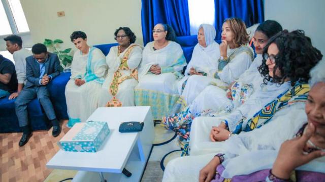 ለ‘ልጃችሁን ለልጃችን’ ጥያቄ ሴቶችን የላከው ዘማሪ አቤኔዘር ፍቅሩ - BBC News አማርኛ