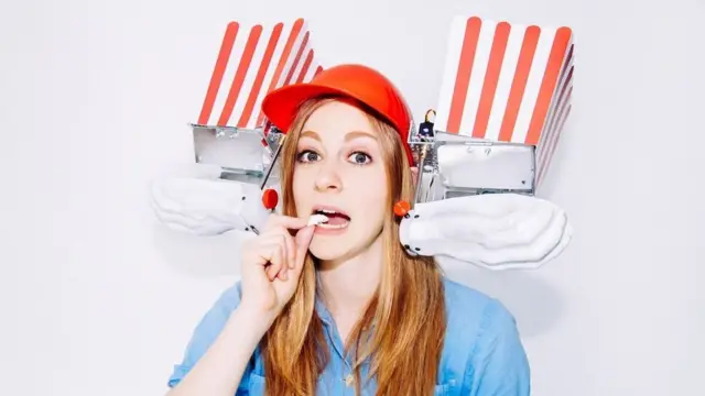 Simone Giertz, la "reina de los robots mierdosos" que triunfa en YouTube con sus videos - BBC ...