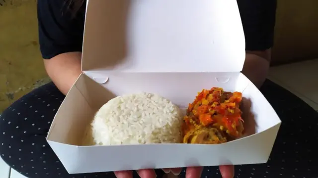 PSK ganti profesi menjadi penjual ayam geprek, bertahan hidup di masa pandemi - BBC News Indonesia