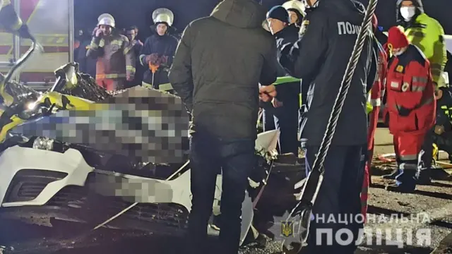 На вїзді в Харків вантажівка розчавила таксі з трьома людьми