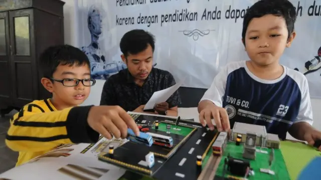 Sekolah di tengah pandemi Covid-19: Para siswa 'tertinggal' secara ...