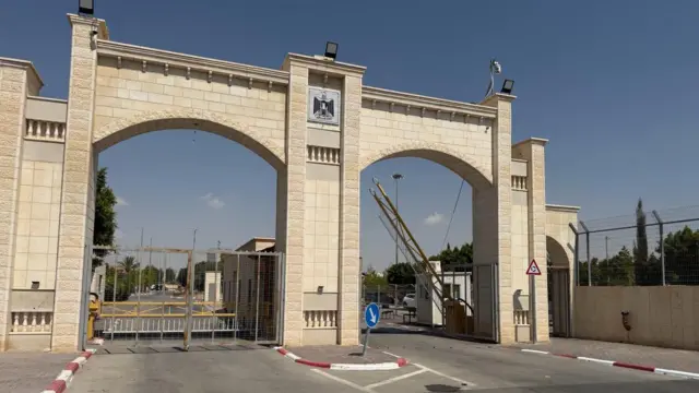 Passage du pont Allenby : la frontière entre la Cisjordanie et la ...