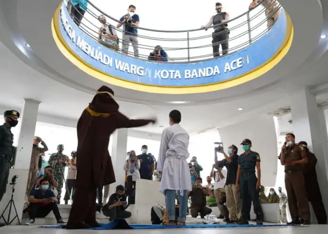 Mengapa Aceh tetap gelar hukuman cambuk saat pandemi dan dihadiri banyak orang? - BBC News Indonesia