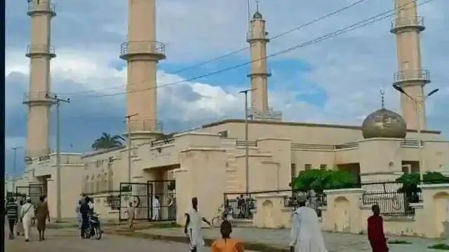 Ènìyàn mẹ́jọ́ kú níbí ìsẹ̀lẹ̀ òrùlé mọ́ṣálásí tó wọ́ lulẹ̀ - BBC News ...