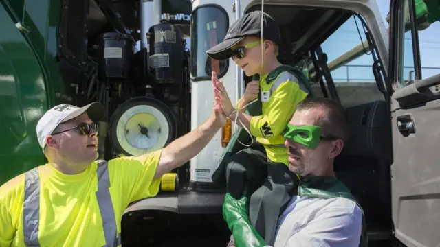 Ethan Dean, el niño enfermo que soñó con ser recolector de basura y lo ...