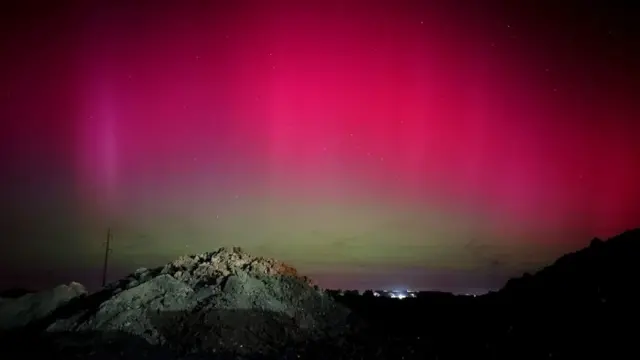Aurora borealis očarala svet: Roze nebo i nad Balkanom - BBC News na ...