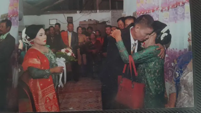 Kasus suami tikam istri hingga tewas saat siaran langsung karaoke – Apa itu femisida? - BBC News ...