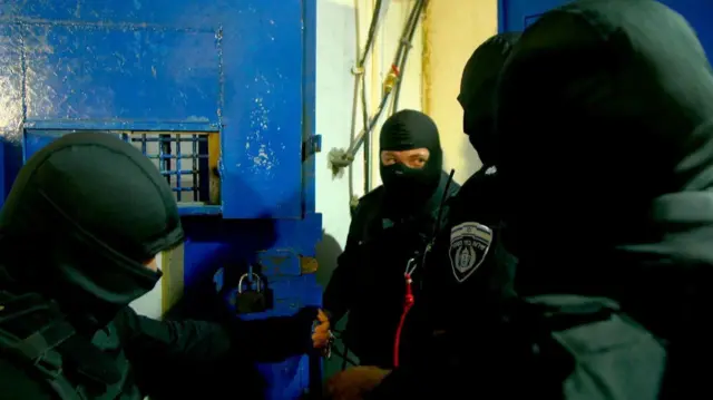 Gözler, eller bağlı halde dayak: Filistinliler İsrail hapishanelerinde ...