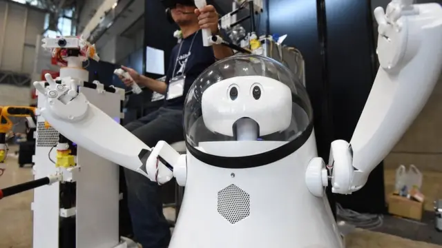 Роботтор көбөйүшү менен кишилер жумуш орундарынан кол жууйбу? - BBC ...