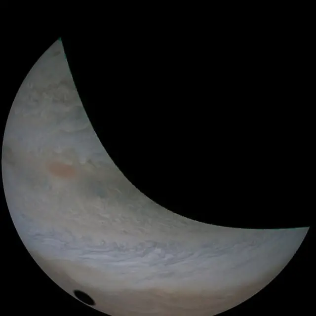 Las espectaculares imágenes de un eclipse solar visto sobre Júpiter ...