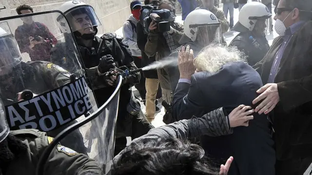 Manolis Glezos, la larga y azarosa vida del adolescente que retiró la ...