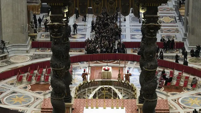 Muere Benedicto XVI: las históricas imágenes de la capilla ardiente del papa emérito en su ...