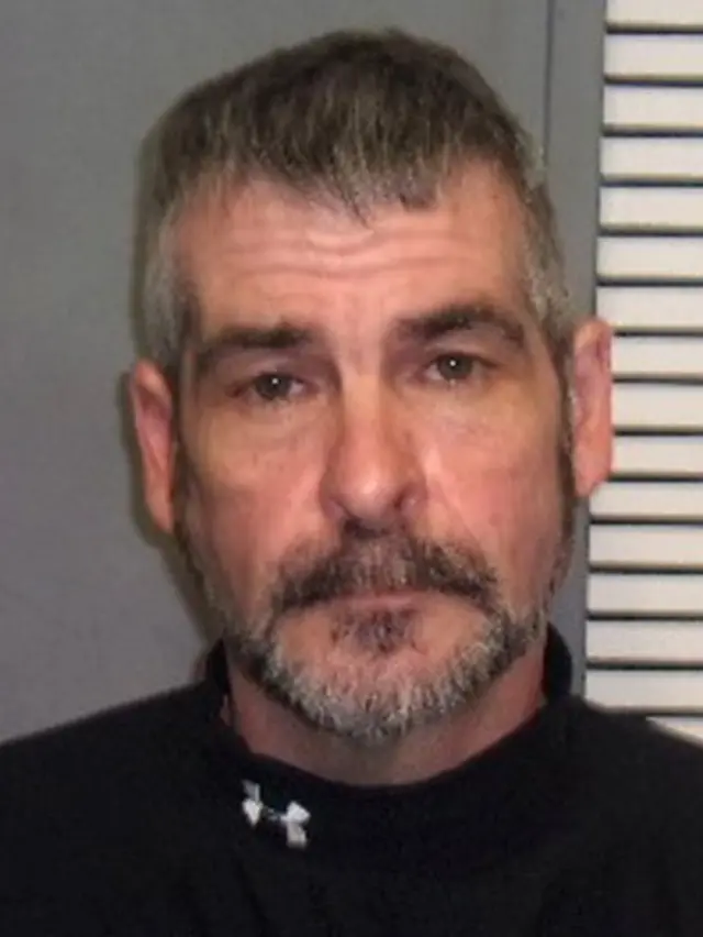 El polémico grupo de padres armados que "rescata" a jóvenes de las ...