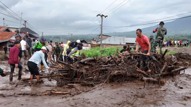 Banjir lahar dingin melanda Sumbar usai erupsi Gunung Marapi - 'Tak bisa dihindari' - BBC News ...