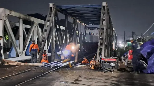 Kecelakaan KA Brantas dengan truk di Semarang: Detik-detik kejadian menurut saksi mata - BBC ...