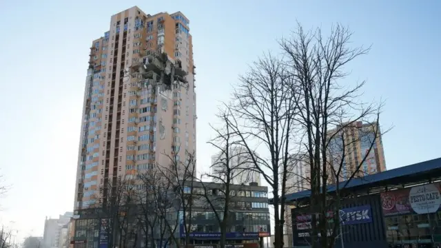 爆撃を受けた高層マンション