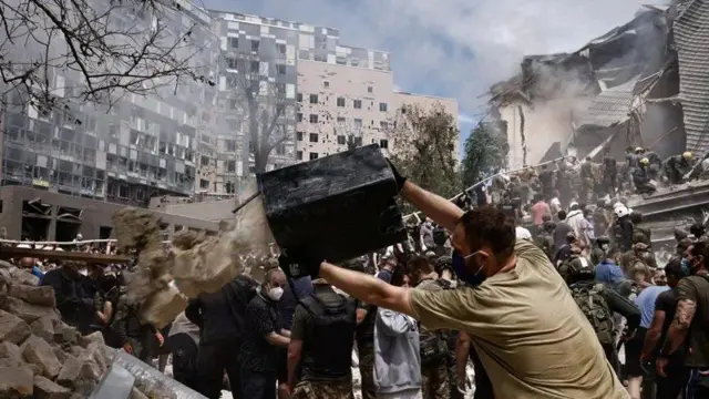 Росія масовано обстріляла Україну ракетами майже 50 загиблих Bbc News Україна