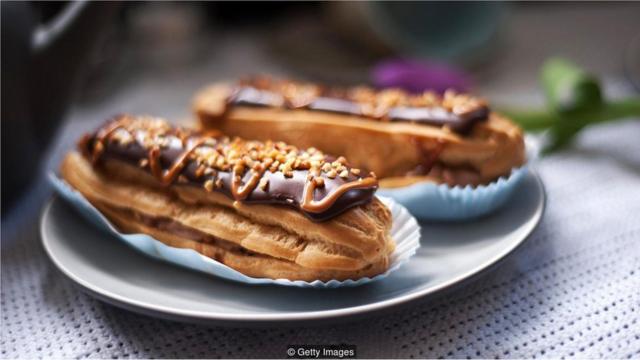 Por que comemos mais quando estamos acompanhados? - BBC News Brasil