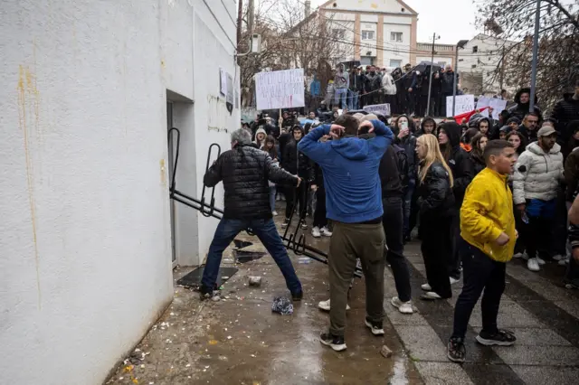 Severna Makedonija: Desetine poginulih u požaru u Kočanima, redovi ...