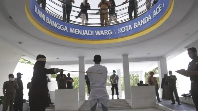 Virus corona: Salat tarawih berjemaah dan hukuman cambuk di Aceh tetap berlangsung, 'transmisi ...