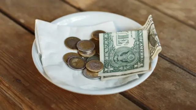 De dónde viene la palabra "propina" y cuánto se deja en los países de ...