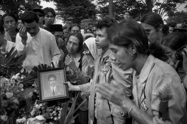 Hari-hari jelang Reformasi 1998 dalam gambar dan catatan - BBC News ...