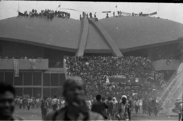 Hari-hari jelang Reformasi 1998 dalam gambar dan catatan - BBC News ...