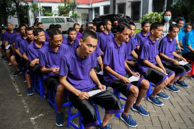 Pemilu 2024: Deretan foto pada hari pencoblosan di berbagai TPS - BBC News Indonesia