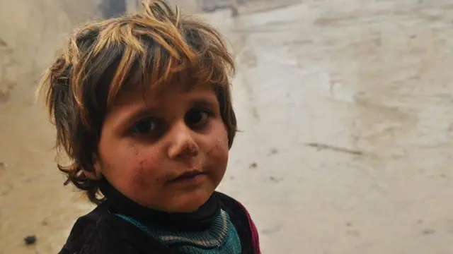 سردی کی بارشوں میں گاؤں کا منظر - BBC News اردو
