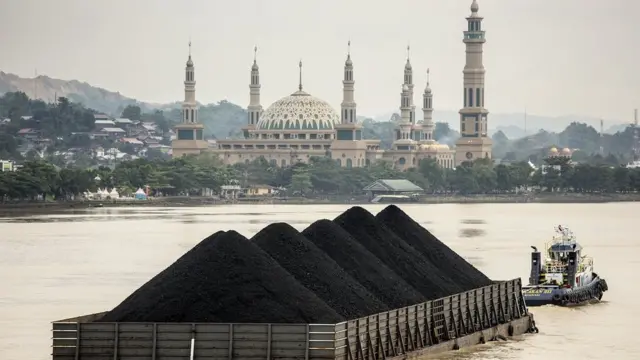 'Merugikan negara', ribuan izin tambang di Indonesia akan diblokir - BBC News Indonesia