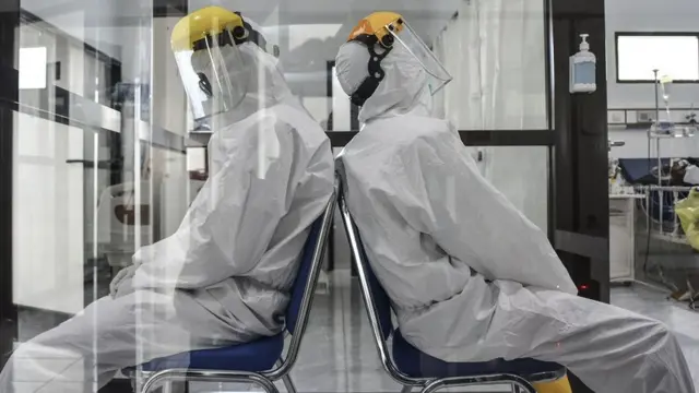 Covid: 'Fungsi fasilitas kesehatan kolaps dan nakes kelelahan', apakah cukup dijawab dengan ...