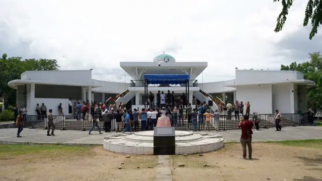 Hukuman cambuk di Banda Aceh pertama kali digelar di luar pekarangan masjid - BBC News Indonesia