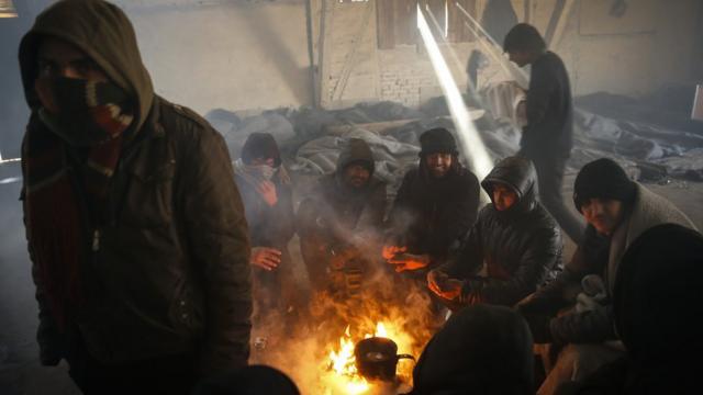 La dura ola de frío que golpea a los migrantes y refugiados en Europa ...