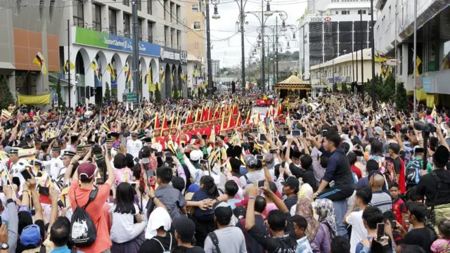 Sultan Brunei rayakan 50 tahun bertahta dengan kereta kemilau - BBC ...