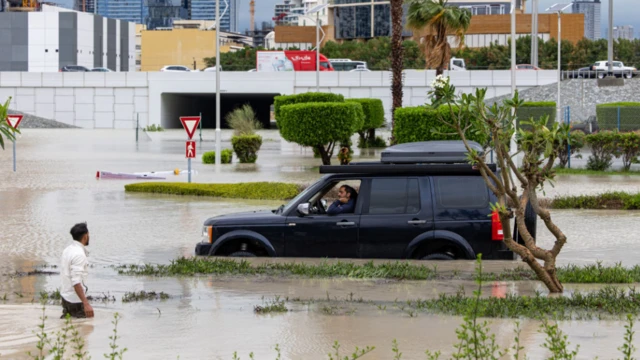 Dubai flood: Video show flooded airport runway as deadly storms cause ...