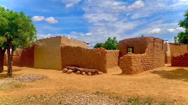 Matsalar ruwa a Kano: 'Yadda muke shan ruwa tare da dabbobinmu a rafi ...