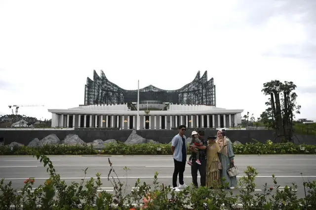 IKN: Presiden Prabowo tahan anggaran infrastruktur, bagaimana nasib proyek IKN? - BBC News Indonesia