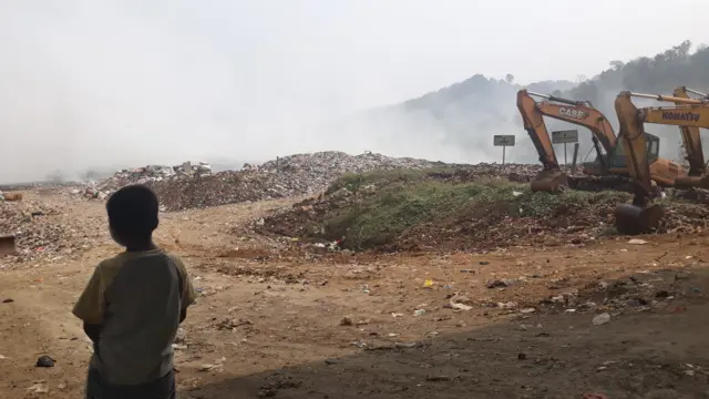 Kebakaran TPA Sarimukti: 'Api masih terus membara', ratusan warga menderita ISPA dan iritasi ...